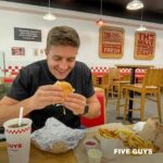 Five Guys Franchise | Costs, Fees & Earning Stats (2023)